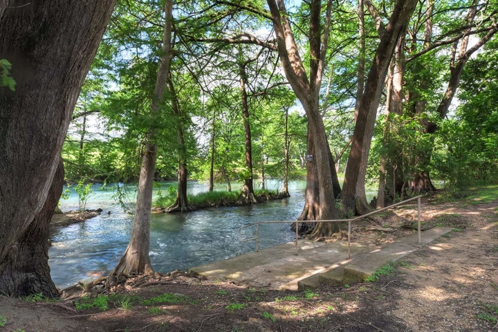 Guadalupe River Paradise! 2 Pools & 4 Hot Tubs! - New Braunfels, TX