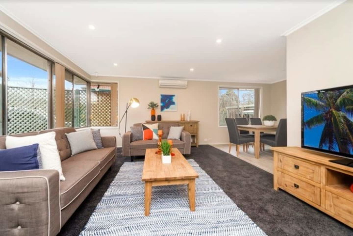 Elegant 4 Bedroom Home In Chifley - Canberra