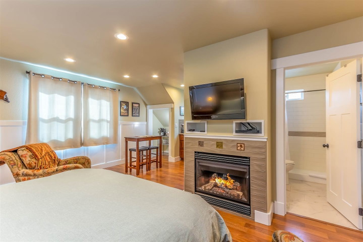 Walkable Bend Bungalow W/ Bikes Included - Bend, OR
