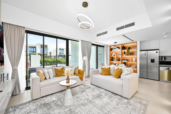 Elegant 4br Villa | Desert Light & Serene Views - Dubai
