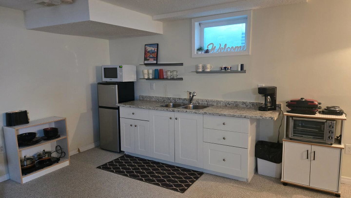 Bright Basement Retreat - Queen Bed And Roku Tv - Lloydminster