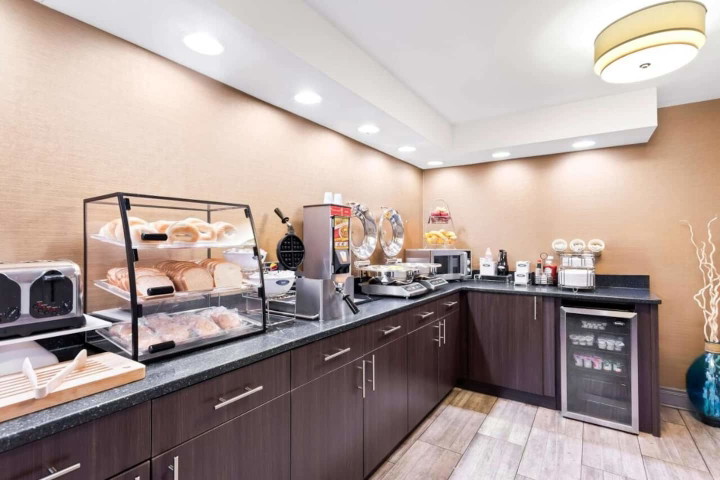 Pet-friendly Room, Easy Freeway Access + Breakfast - Wheaton, IL