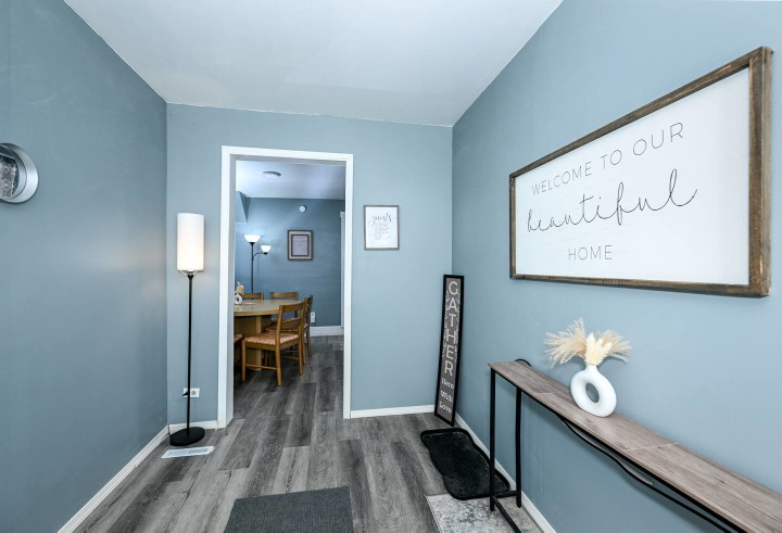 3 Br Home W/ Smart Tv's I Fully Stocked | King Bed - Akron, OH