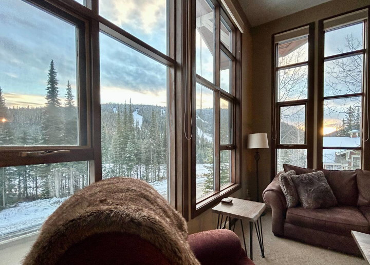 Ski-in Ski-out With Private Hot Tub - Sun Peaks Resort, BC