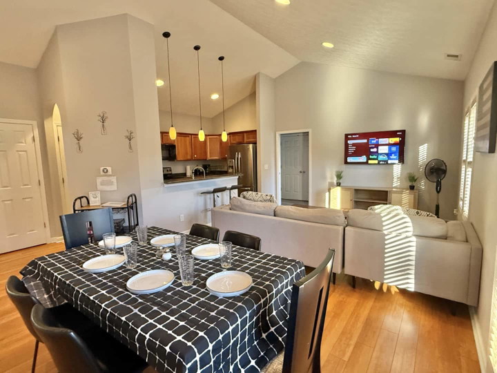 Downtown~king Bed~parking~balcony~restaurants~bars - Indianapolis, IN