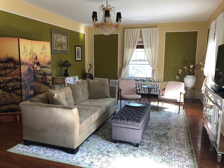 Tres Petit Chateau - Rochester, NY