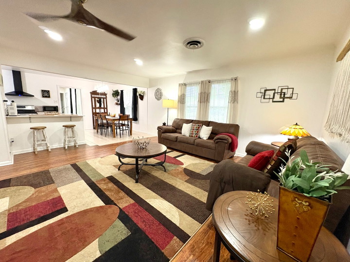 The Daisy Charmer / Spacious & Centrally Located - Irving, TX