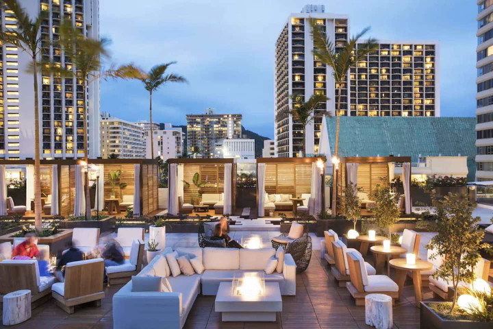 City & Mountain Views | Restaurant, Pool + Lanai - Hawaii