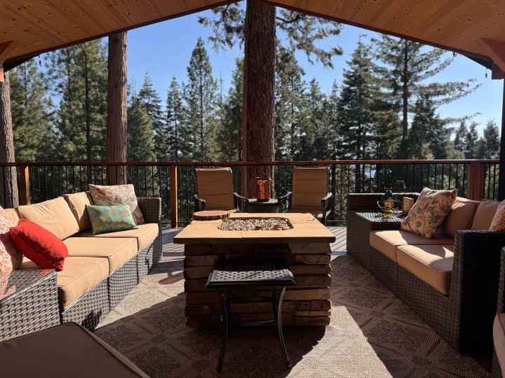 Luxury Lake Almanor Cabin Covered Deck & Views - Chester, CA