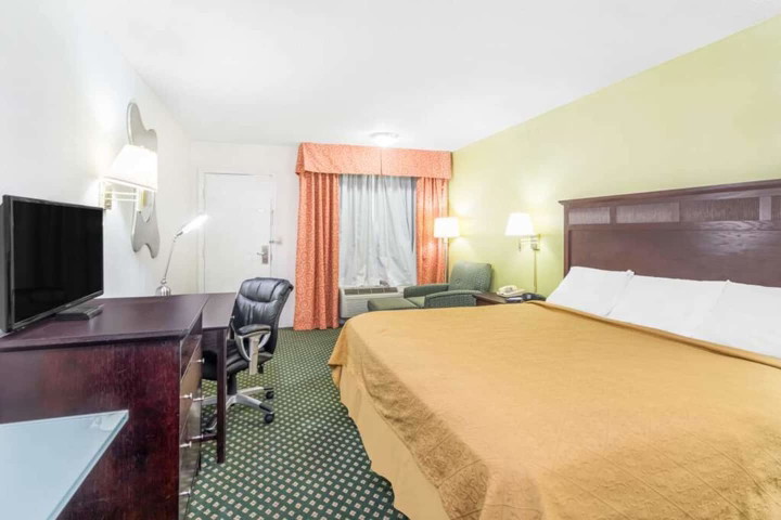 King Room W/ Free Breakfast & Pool Access - Chattanooga
