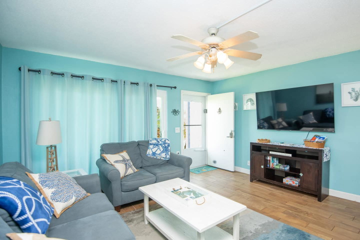 Ground Floor  King Bed  Heated Pool (Seasonal) - New Smyrna Beach, FL