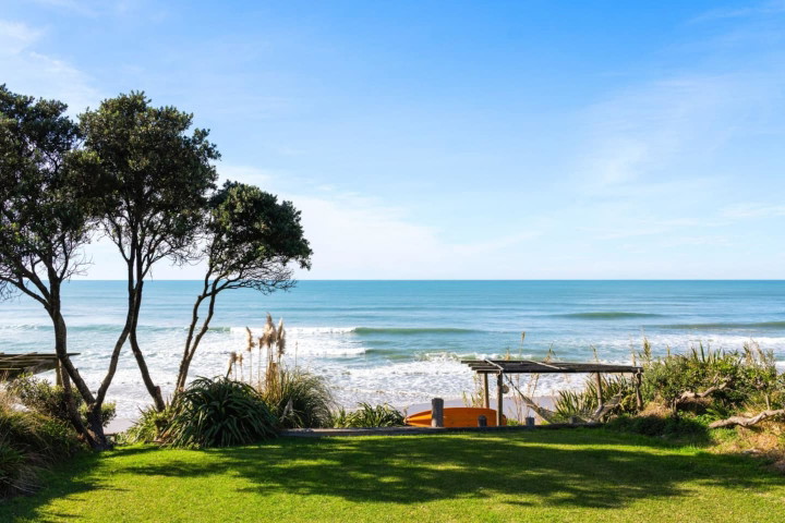 On The Dunes - Beachfront Kiwi Bach - Gisborne