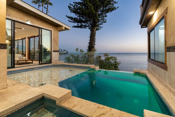 Wailupe Seaside: Beachfront Luxury Home W/ Pool - Honolulu, HI
