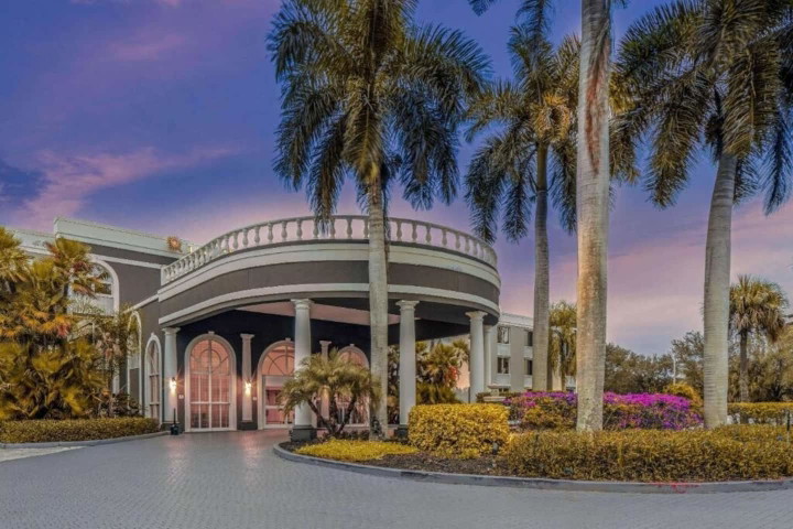 La Quinta Naples Downtown | King Bed | Near Beach - Naples, FL