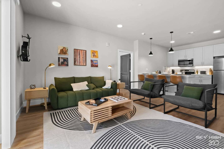 Music-inspired, King Suites, Pool ,Gym & Workspace - Rogers, AR