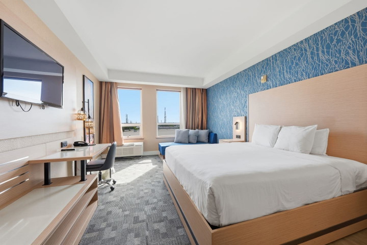 Newly Renovated King Suite @ Executive Suites - Staten Island