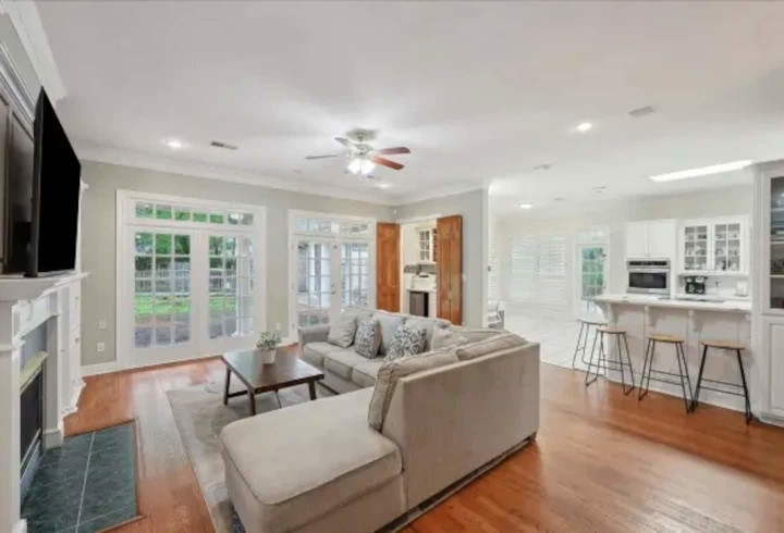 Elegant Large 4 Bedroom Family Pool Estate Home - Beaumont, TX