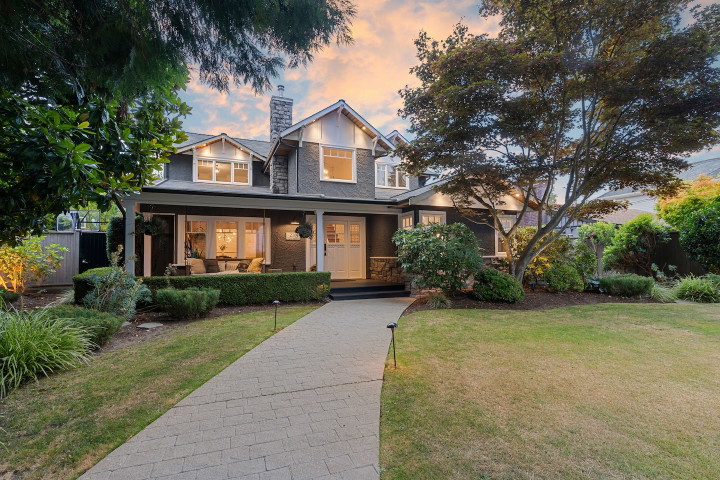 Charming 4-br Home In Peaceful Parkside Setting - Grouse Mountain