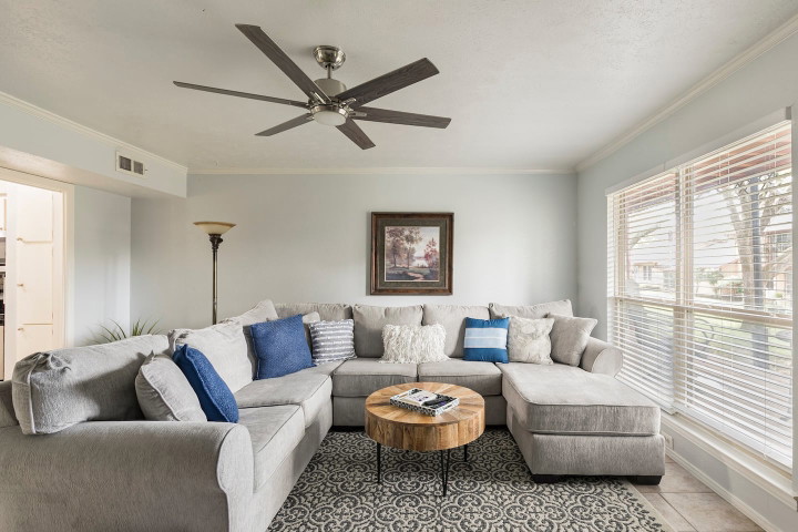 Cozy Townhouse Near Lake W Covered Parking - Garland, TX