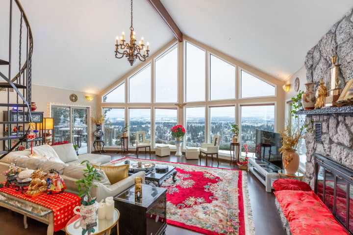 Panoramic Oversized View Lot With New Updated Kitchen, Wet Bar, Loft And Laundry Room. 2 Fireplaces, 2 Family Rooms, 2 Amazing Master Suites, 3 Backyard Patios And Vaulted Living Room With Floor To Ceiling Windows To Maximize Breathtaking Views! - Spokane, WA