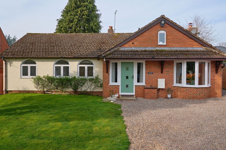 Delightful Dog Friendly Cottage - Private Hot Tub - Shropshire