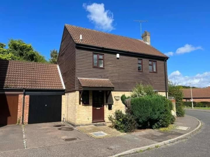 Friendly Brentwood 3bed Home With Parking - Brentwood