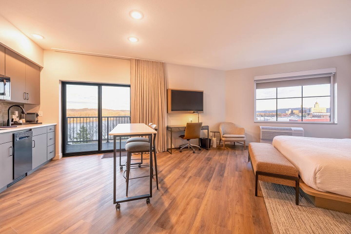 King Suite With Kitchenette, Balcony-44° North - Winona, MN