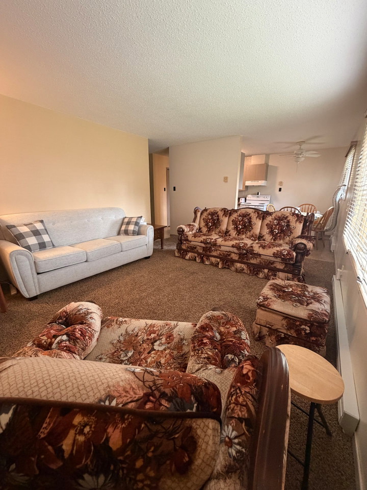 Quiet 2 Bedroom Apartment In 4-plex Near Keystone - Brandon