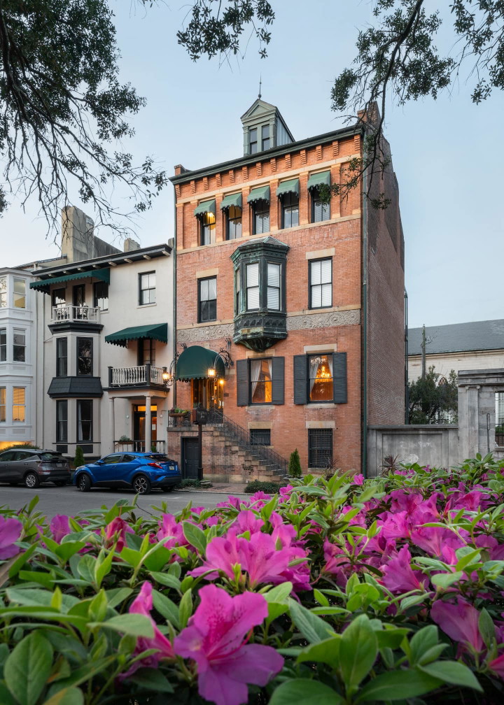 Savannah Historic District Stay + Free Breakfast - Savannah, GA