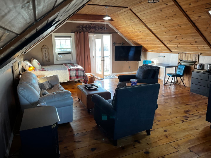 1857 Farm Carriage House- 800sq Ft Studio Apt - Spring Hill, KS