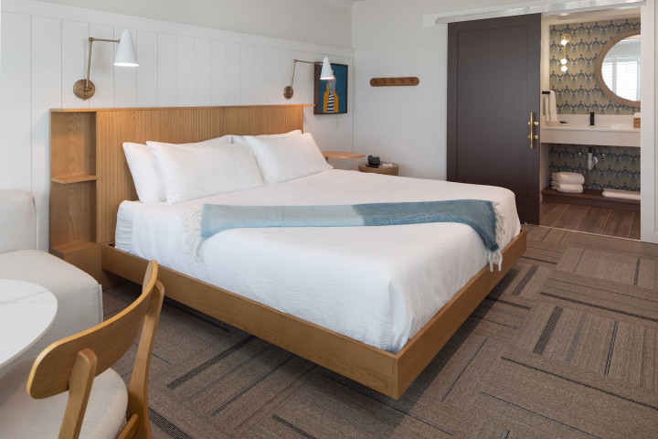 The Oceaneer | Deluxe Ocean View King Room - Carolina Beach, NC