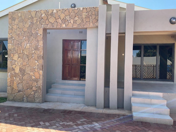 Flame Lilly: 12 Bedroom Cottage In Greystone Par - Zimbabwe