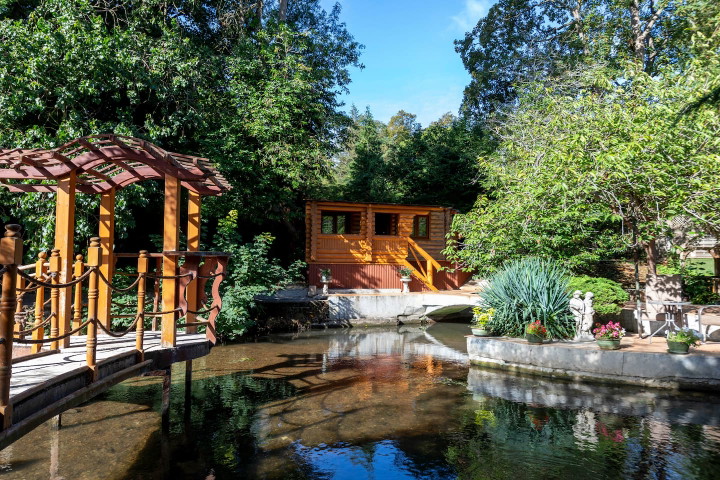 Riverside Traditional Log Cabin - ワトフォード