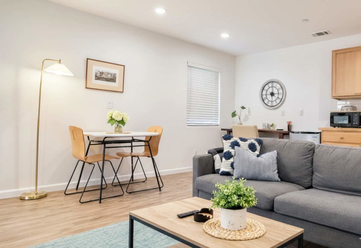 Private Guest Suites | Fast Wifi & Parking - Hayward, CA