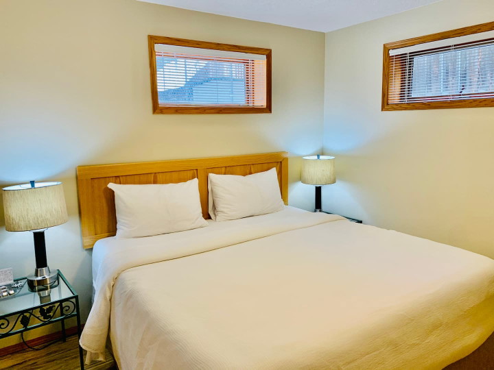 Maligne Suite-private Entry, Efireplace, King Bed - Jasper