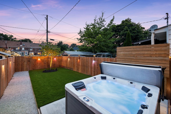 Modern Walkerville Gem | Hottub & Cozy Backyard - Windsor, ON, Canada