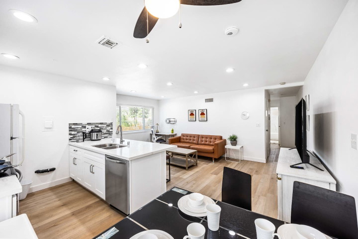 Rowland Heights Peacock Garden Side Independent Two Bedrooms One Bathroom Separate Washing And Drying Apartment - Orange County, CA