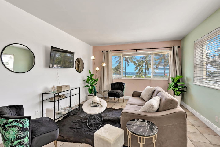 New 'Seabreeze' Bright 1 Bedroom Ocean View #301 - South Beach, FL