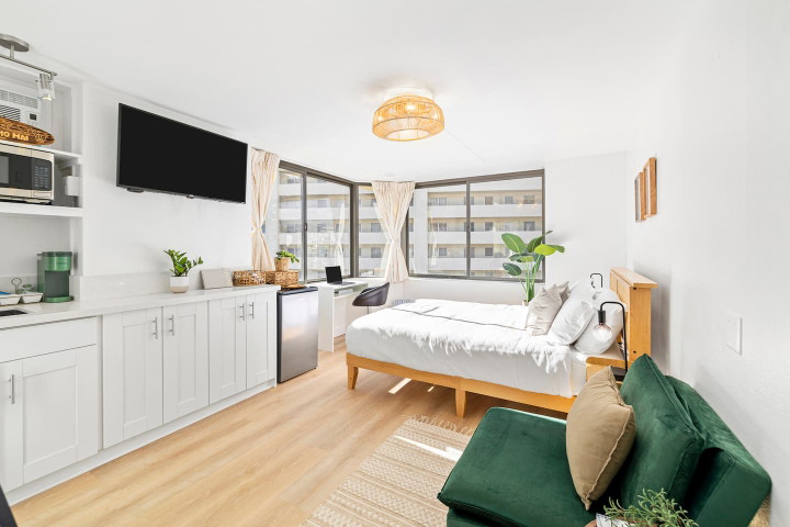 Bright&modern Palm Room | Rooftop Pool  Hot Tub - Honolulu, HI