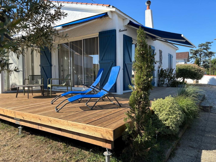 La Mer, Les Commerces  Et Le Centre Ville à Pied - Bretignolles-sur-Mer