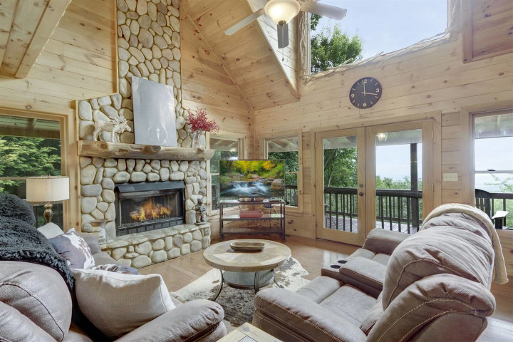 Stunning Mountain Cabin W/ Hot Tub & Decks - Blue Ridge, GA