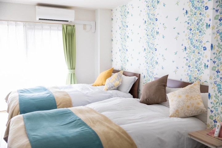 5-minute Walk From Nihonbashi Station / 5-minute Walk From Kuromon Ichiba And Dotonbori / 24-hour Supermarket And Convenience Store / Near Namba And Shinsaibashi / Luggage Storage Available In Front Of The Building / Families Are Welcome / Fixed Wi-fi Ava - Dotonbori