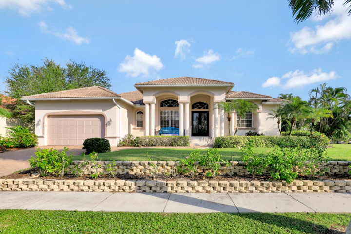 818 Waterfront Executive Home With Boat Lift - Marco Island, FL