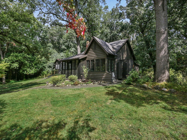 Blackberry Cabin | Log Cabin W/ Hot Tub & Beach - Michigan City, IN