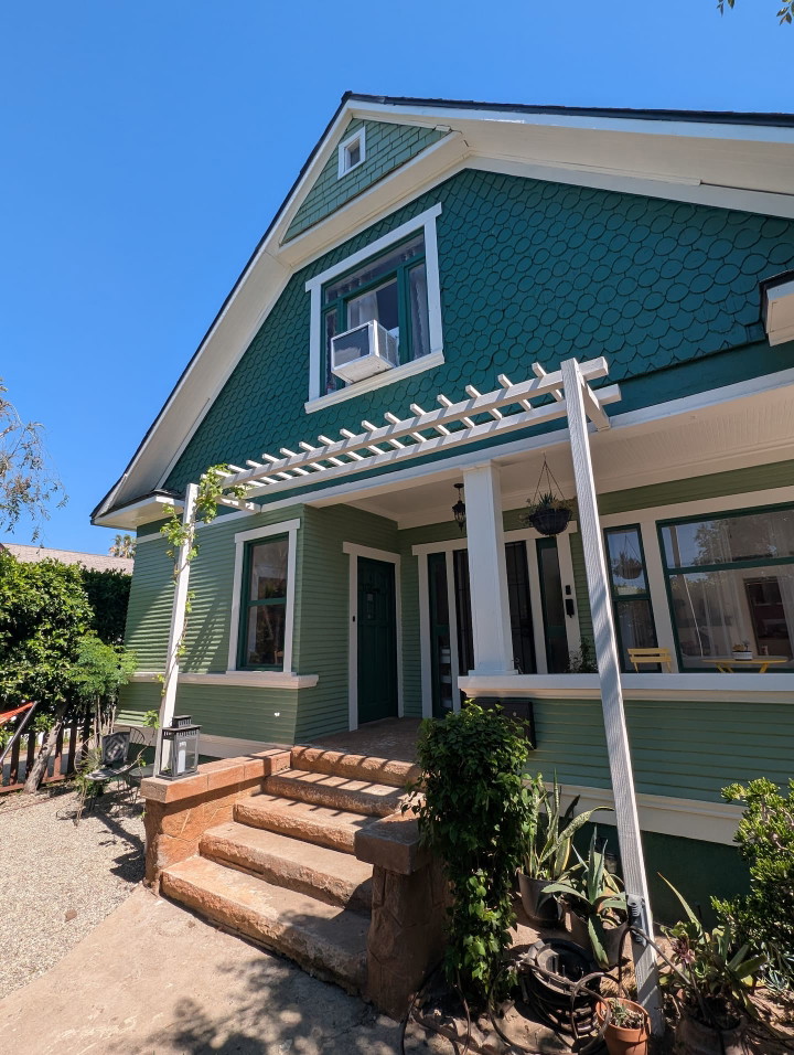 Sunny Upstairs Unit W/ Parking In 1920s Victorian - Los Angeles
