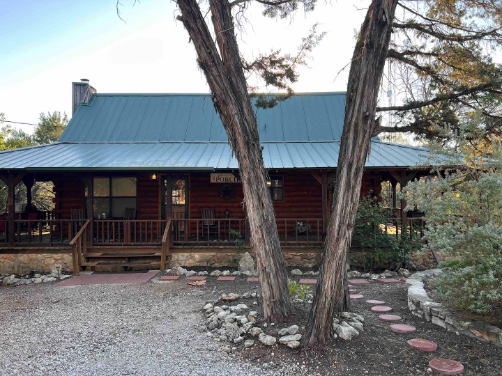 Lake Whitney Log Cabin Secluded & Cozy Log Cabin - Lake Whitney, TX
