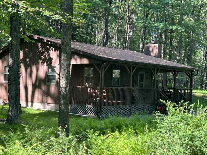 Wonderful 3 Bedroom Cabin Nestled In The Woods - Lake Wallenpaupack, PA