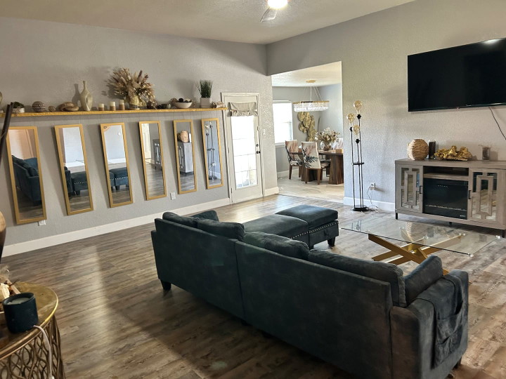 The Luxe Lounge Retreat Near Ft. Hood - Killeen, TX