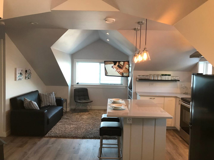 Deer House - Modern Carriage House With Lake Views - Kelowna