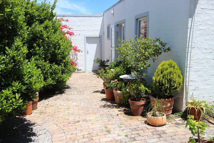 Bluefin Cottage 60 M To Cliff Path 1 King Bed - Hermanus